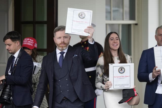 Conservative Commentators Emerge From White House Clutching Secret ...